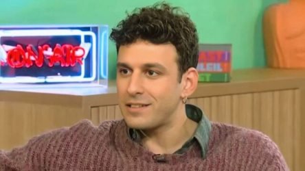 Rikki για Eurovision 2026: Το τραγούδι του “Agapi” είναι ένα παιχνίδι ...